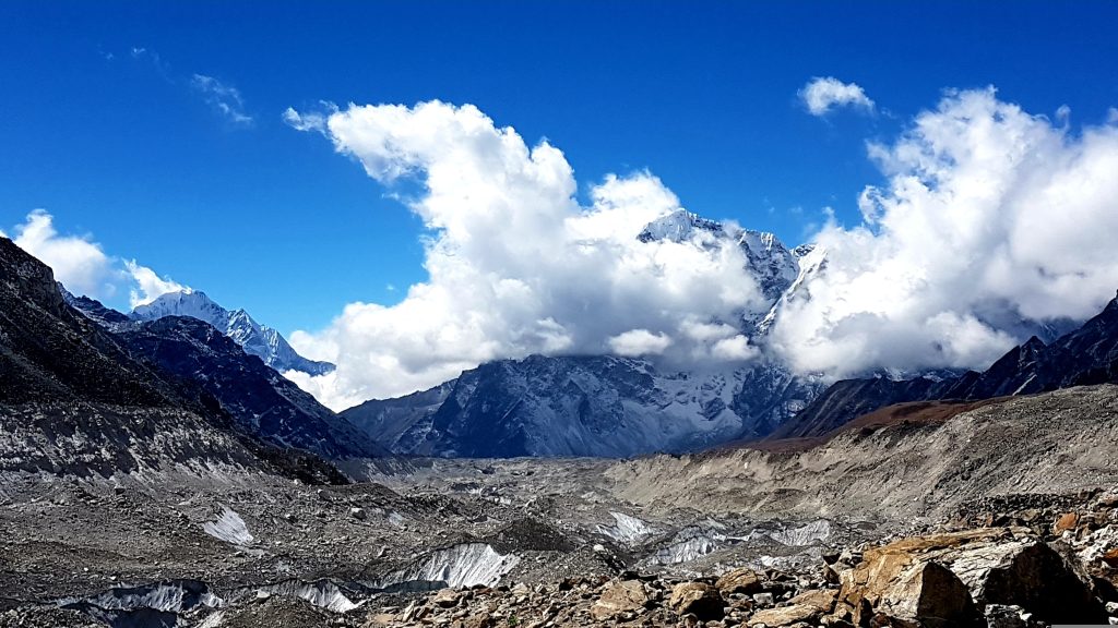 everest chola pass trek |gokyo chola pass trek | trekking |nepal trekking path